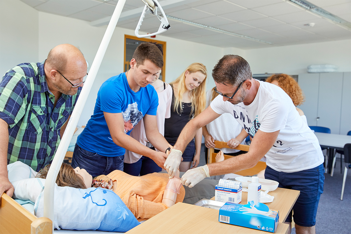Start der Generalistischen Pflegeausbildung am BBZ Augsburg ...